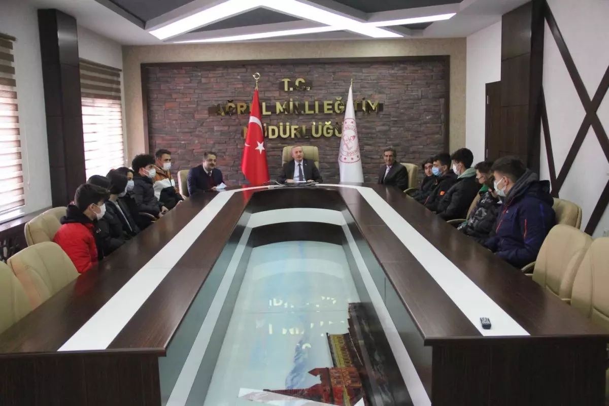 Ağrılı başarılı öğrenciler, Milli Eğitim Müdürü Kökrek'i ziyaret etti ... Ağrılı başarılı öğrenciler, Milli Eğitim Müdürü Kökrek'i ziyaret etti ...