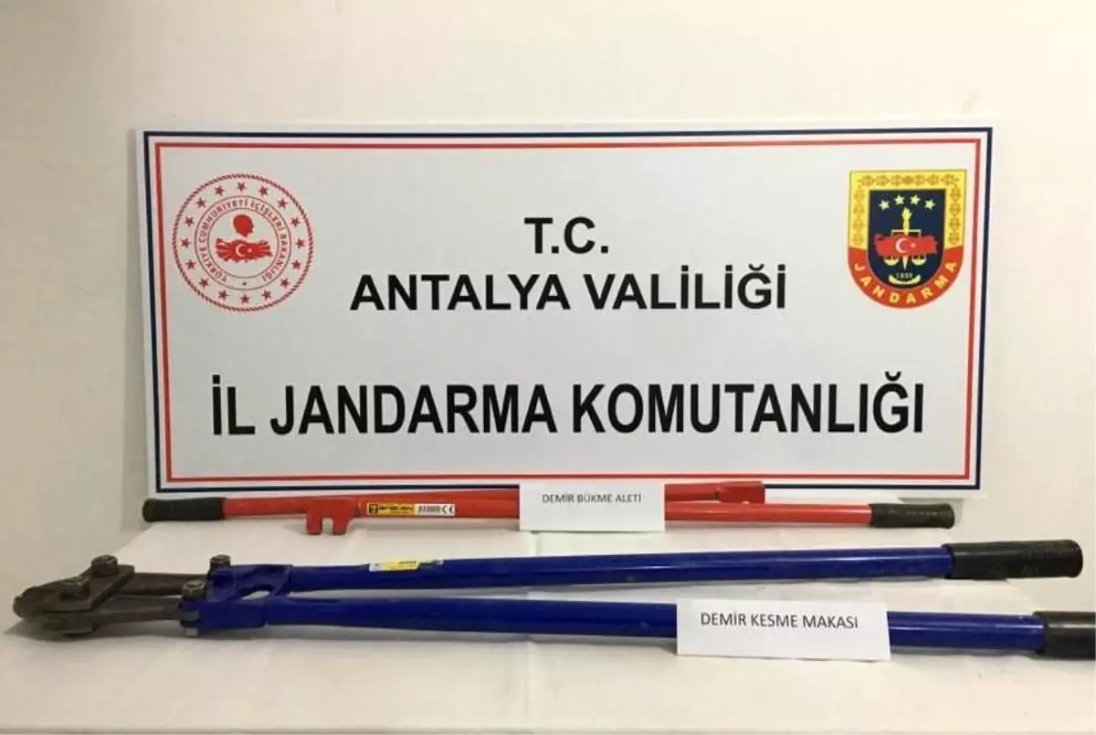 Aynı gün 4 farklı inşaattan 350 bin TL değerinde malzeme çalan 3 ... Aynı gün 4 farklı inşaattan 350 bin TL değerinde malzeme çalan 3 ...