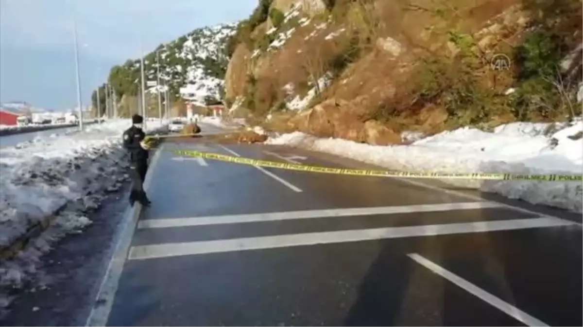 ZONGULDAK - Zonguldak-İstanbul kara yolunda heyelan ulaşımı aksattı ... ZONGULDAK - Zonguldak-İstanbul kara yolunda heyelan ulaşımı aksattı ...