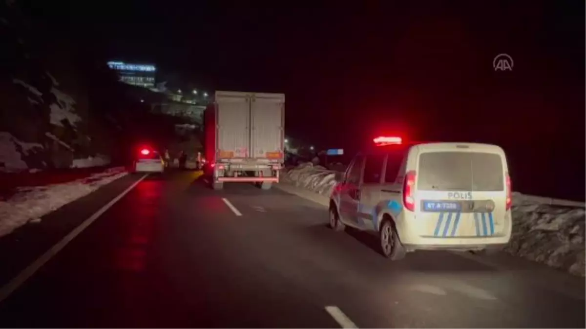 ZONGULDAK - Zonguldak-İstanbul kara yolunda heyelan ulaşımı aksatıyor ... ZONGULDAK - Zonguldak-İstanbul kara yolunda heyelan ulaşımı aksatıyor ...