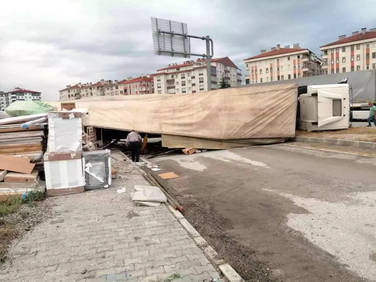 Tosya'da tır devrildi, sürücü yaralandı - Haberler Tosya'da tır devrildi, sürücü yaralandı - Haberler