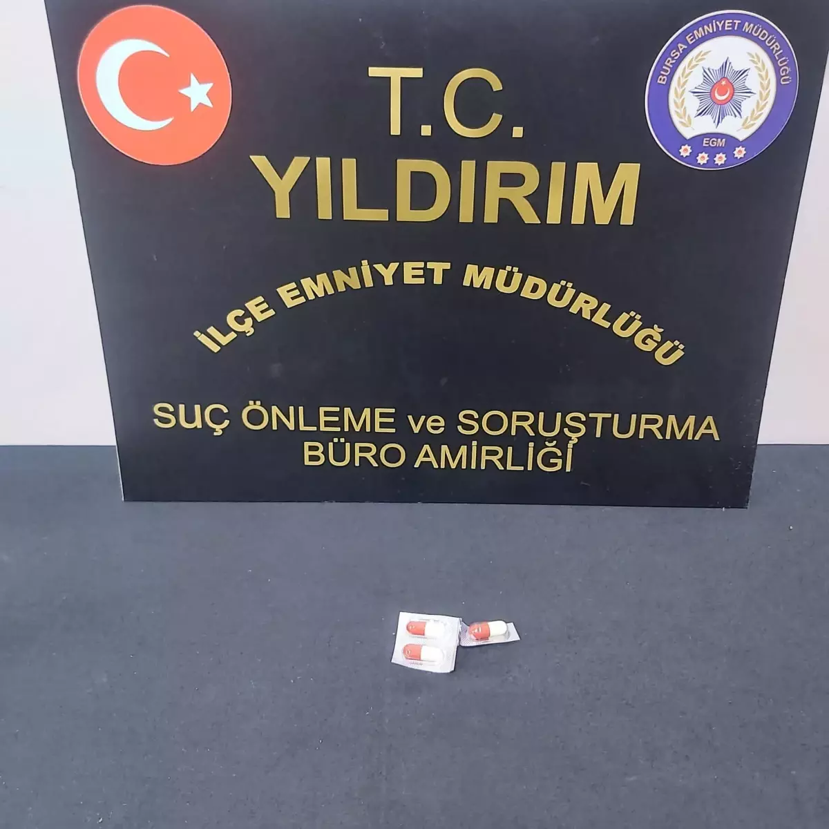 Bursa'da uyuşturucu ticareti yapan 2 şüpheli ile polise mukavemette ... Bursa'da uyuşturucu ticareti yapan 2 şüpheli ile polise mukavemette ...