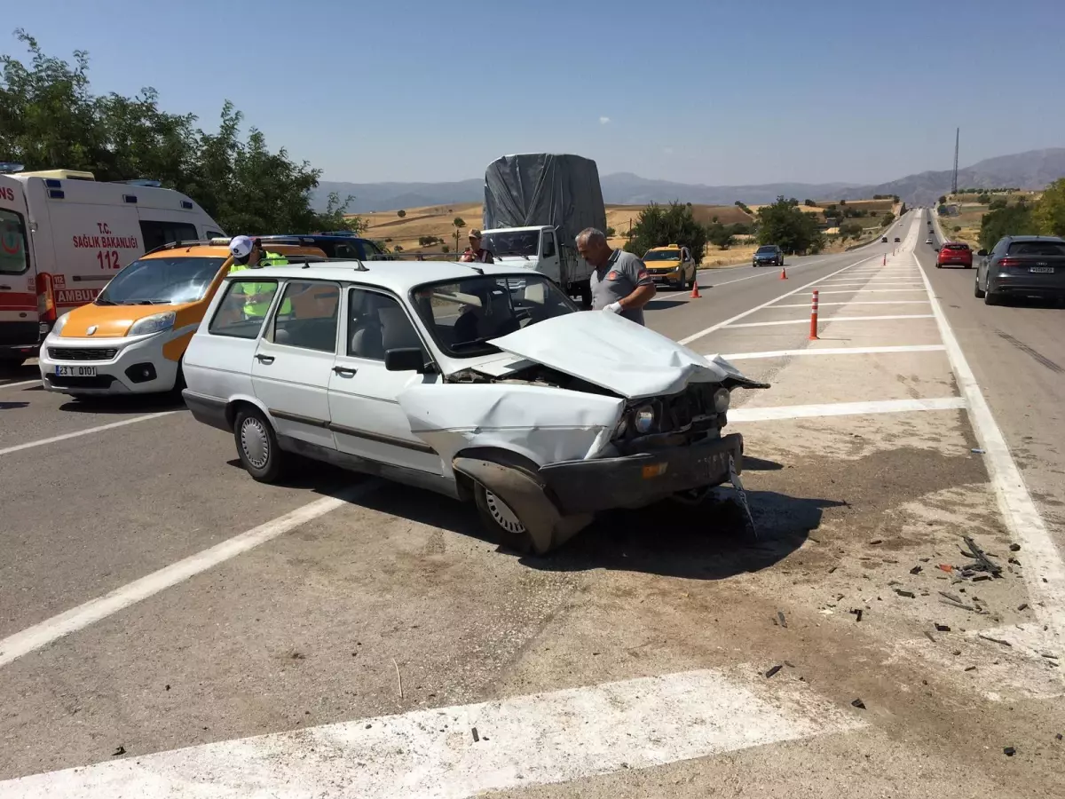Son Dakika | Elazığ'da iki otomobilin çarpıştığı kazada 5 kişi ... Son Dakika | Elazığ'da iki otomobilin çarpıştığı kazada 5 kişi ...