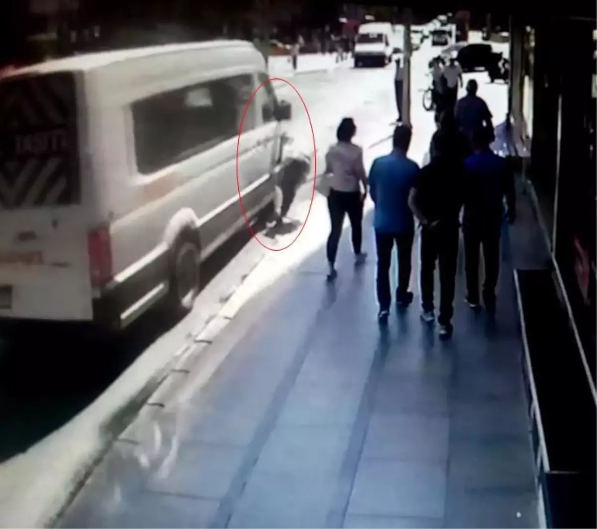 Son dakika haber | Tekirdağ'da minibüsün yayaya çarptığı kaza kamerada ... Son dakika haber | Tekirdağ'da minibüsün yayaya çarptığı kaza kamerada ...