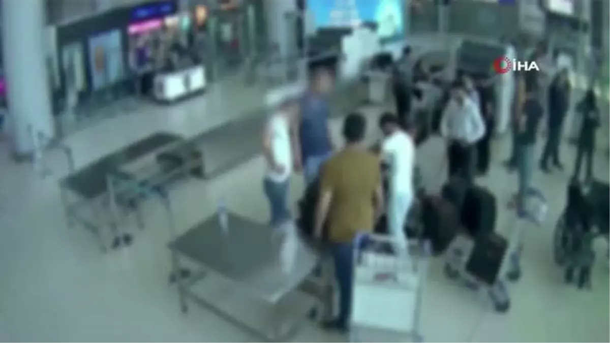 İstanbul Havalimanı'nda Kıbrıs'tan gelen yolcuların valizlerinden kaçak ... İstanbul Havalimanı'nda Kıbrıs'tan gelen yolcuların valizlerinden kaçak ...