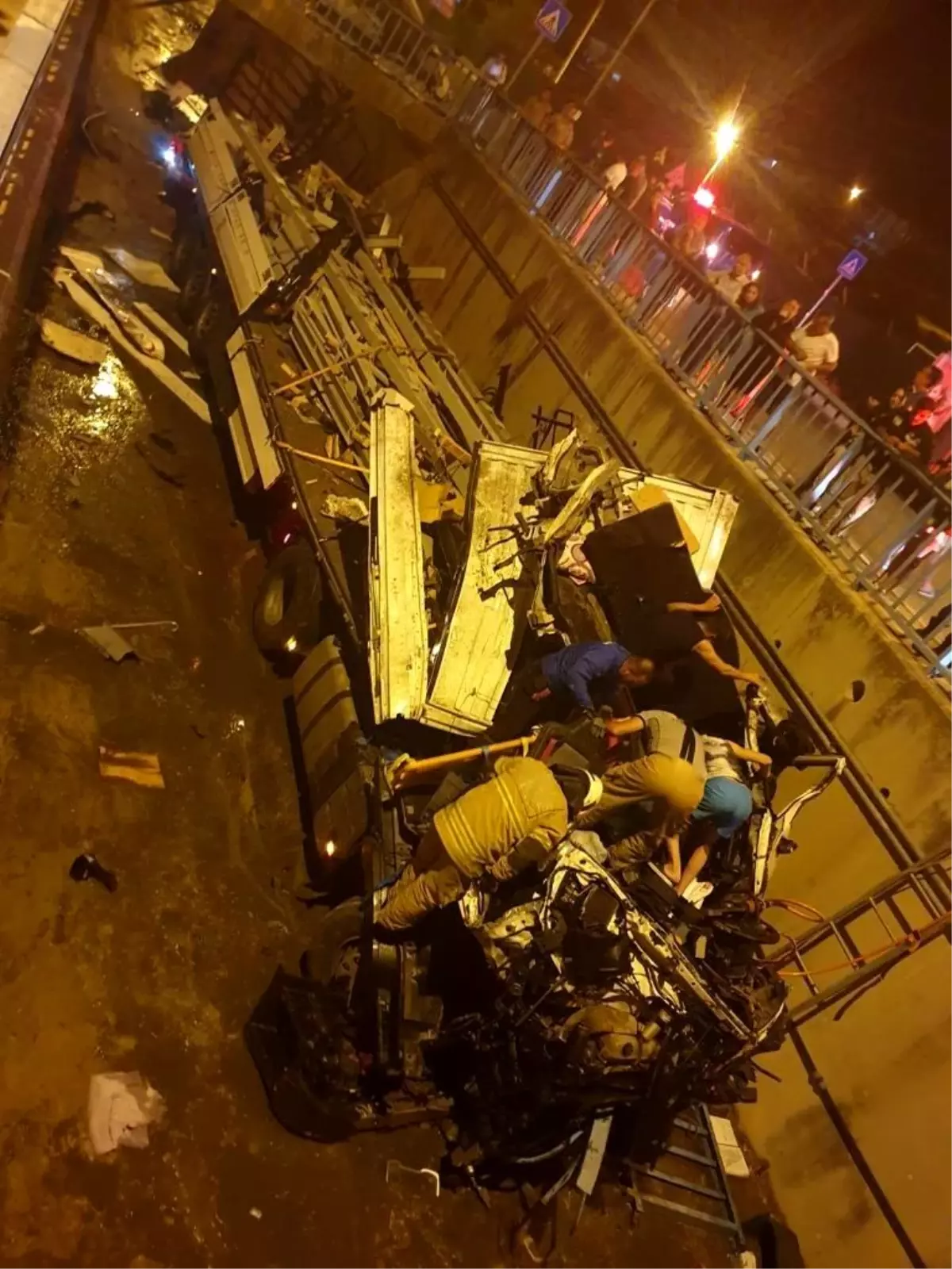 Tır kanala düştü, sürücü hayatını kaybetti - Haberler