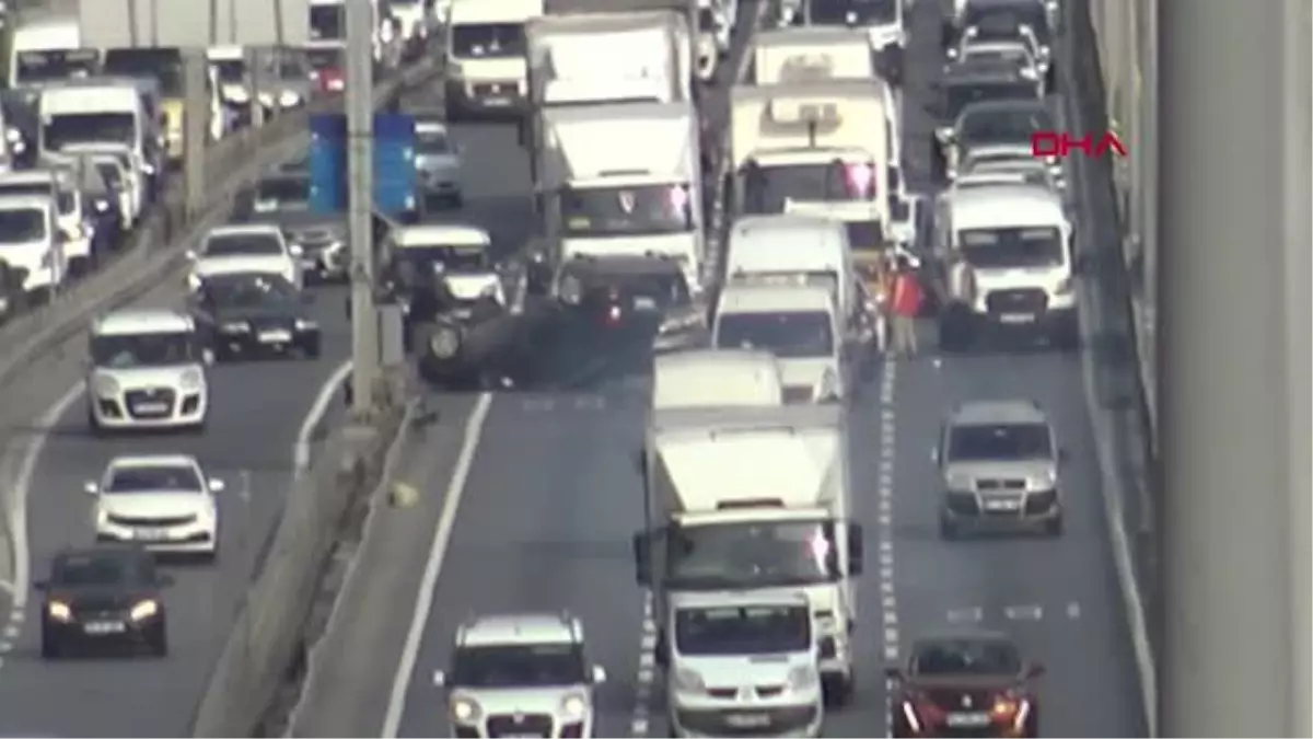 İSTANBUL-AVCILAR D-100'DE MİNİBÜS İLE OTOMOBİL ÇARPIŞTI: 4 YARALI ...