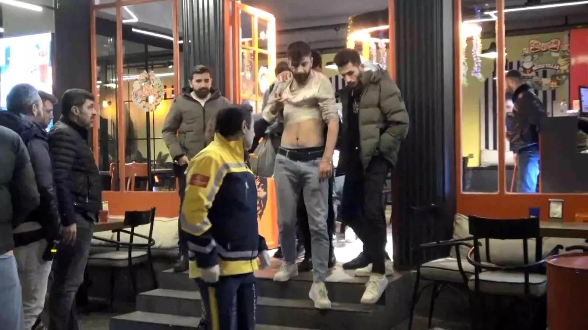 İki grup arasında çıkan kavgayı ayırmaya çalışırken sırtından ... İki grup arasında çıkan kavgayı ayırmaya çalışırken sırtından ...