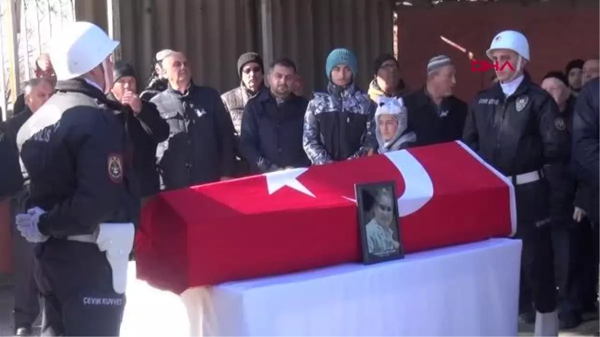 DEPREMDE HAYATINI KAYBEDEN POLİS MEMURU NEBİBE İLE KIZI TOPRAĞA VERİLDİ ... DEPREMDE HAYATINI KAYBEDEN POLİS MEMURU NEBİBE İLE KIZI TOPRAĞA VERİLDİ ...