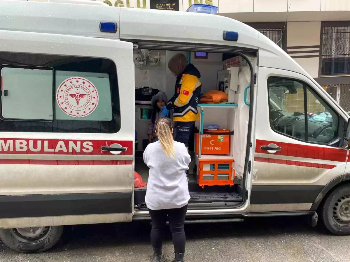 Küçükçekmece'de bir evde çıkan yangından inşaat işçisinin uyarısı ... Küçükçekmece'de bir evde çıkan yangından inşaat işçisinin uyarısı ...