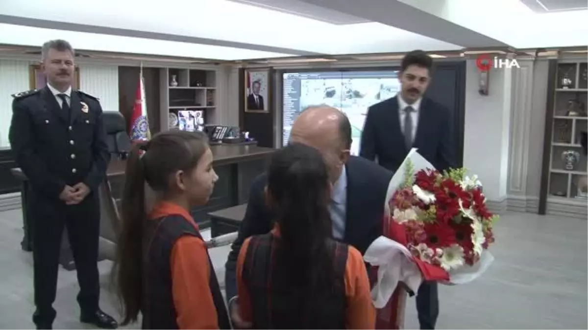 Emniyet Müdürü Aktaş, koltuğunu Şehit Polis Mehmet Hüseyin Balta'nın ... Emniyet Müdürü Aktaş, koltuğunu Şehit Polis Mehmet Hüseyin Balta'nın ...