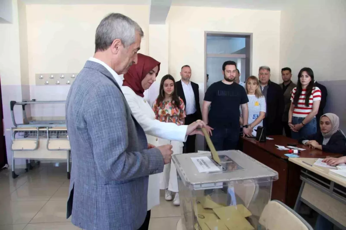 Başkan Tahmazoğlu eşiyle birlikte oyunu kullandı - Haberler