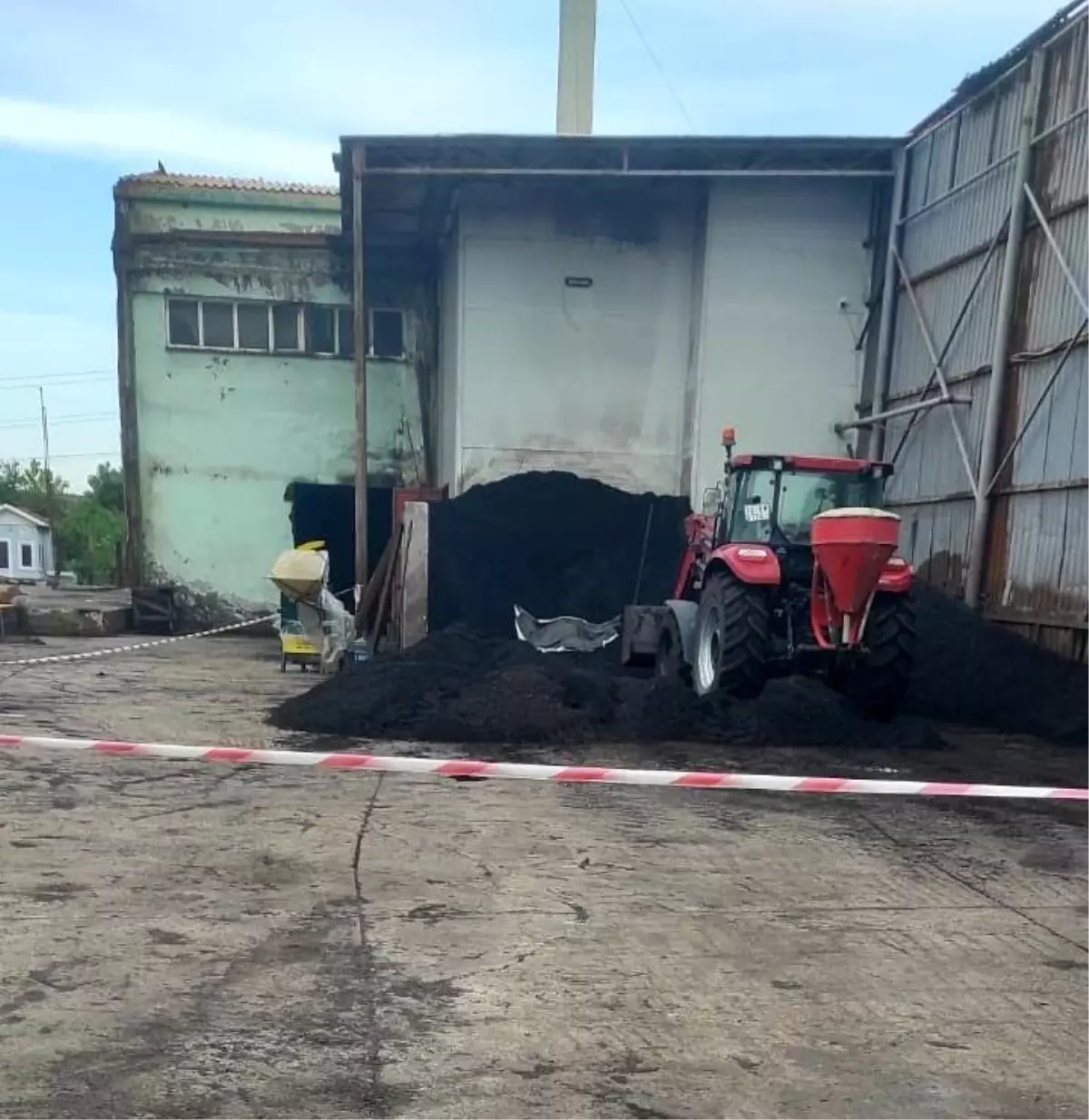 Kömür yığını altında kalan işçi hayatını kaybetti - Haberler Kömür yığını altında kalan işçi hayatını kaybetti - Haberler