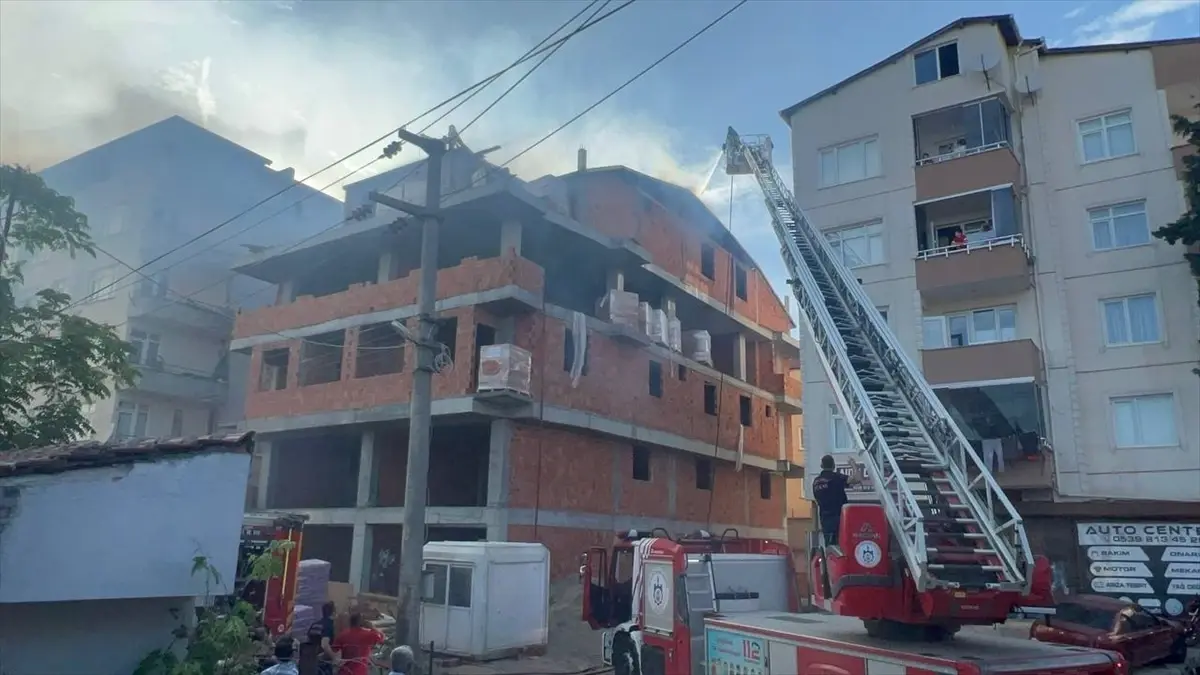 Kocaeli'de inşaat halindeki binanın çatısında çıkan yangın söndürüldü ... Kocaeli'de inşaat halindeki binanın çatısında çıkan yangın söndürüldü ...