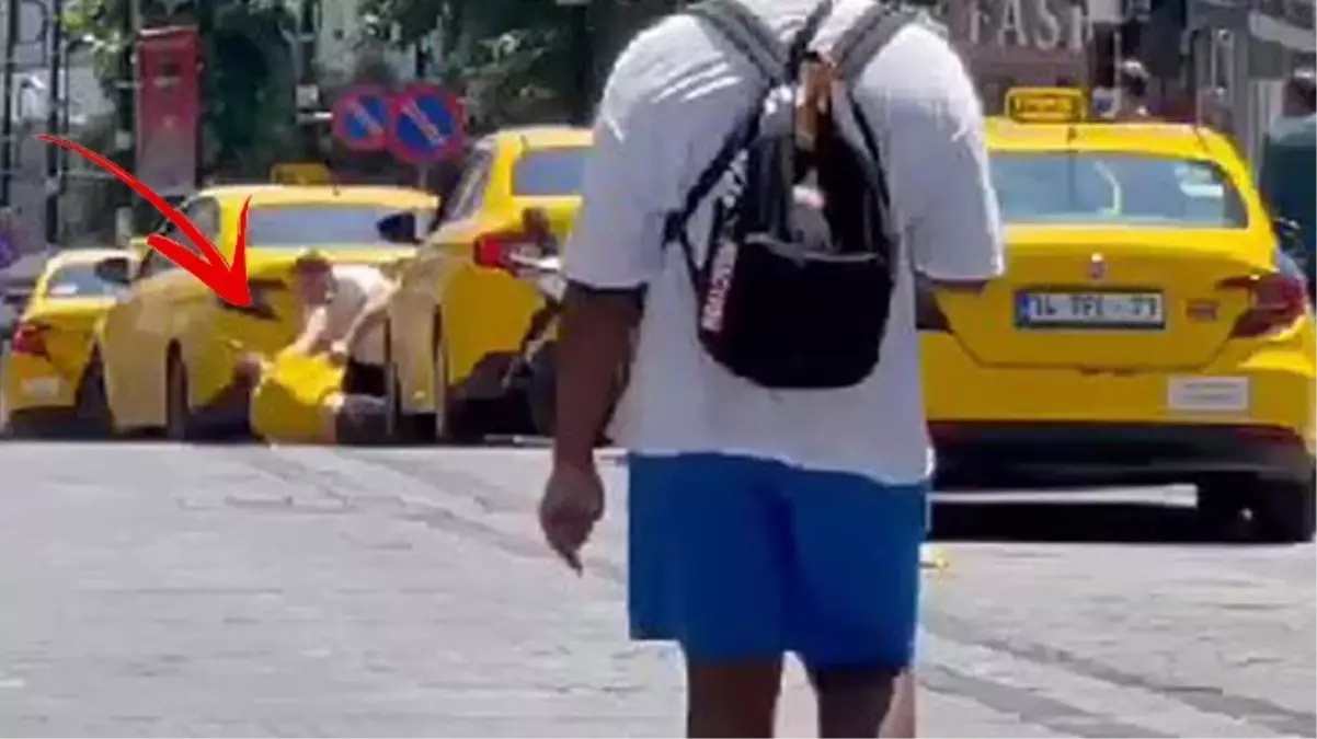Taksicilerin kavgasında ortalık karıştı! Yerlerde yuvarlanıp ... Taksicilerin kavgasında ortalık karıştı! Yerlerde yuvarlanıp ...