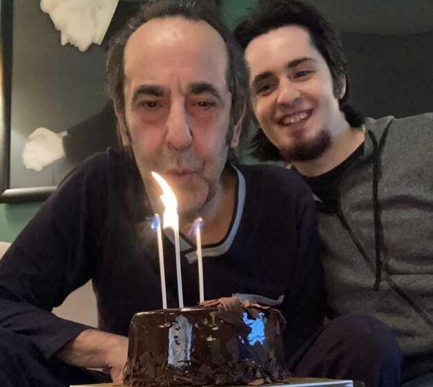 Babası Özkan Uğur'un ölümüyle yıkılan Alişan Uğur'dan yürek sızlatan ... Babası Özkan Uğur'un ölümüyle yıkılan Alişan Uğur'dan yürek sızlatan ...
