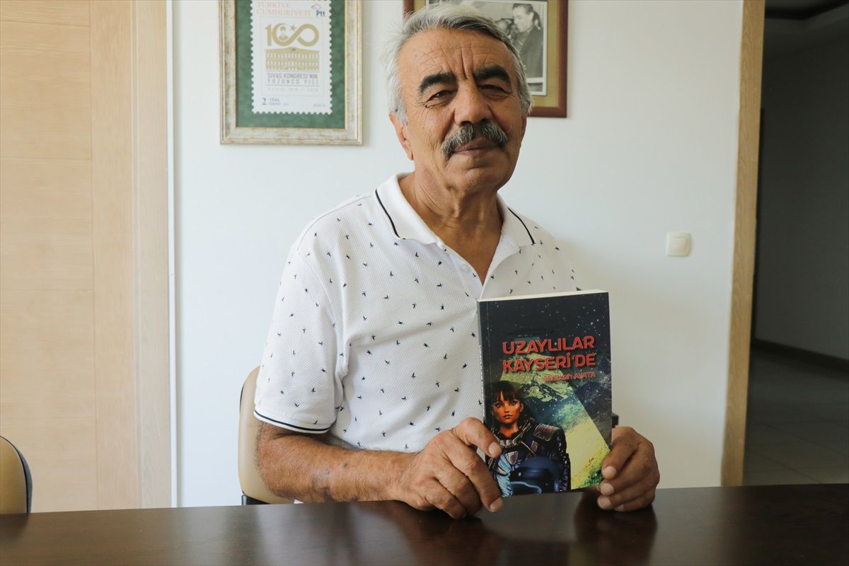 Kayserili yazar Abdullah Ayata'nın 'Uzaylılar Kayseri'de' isimli kitabı ...