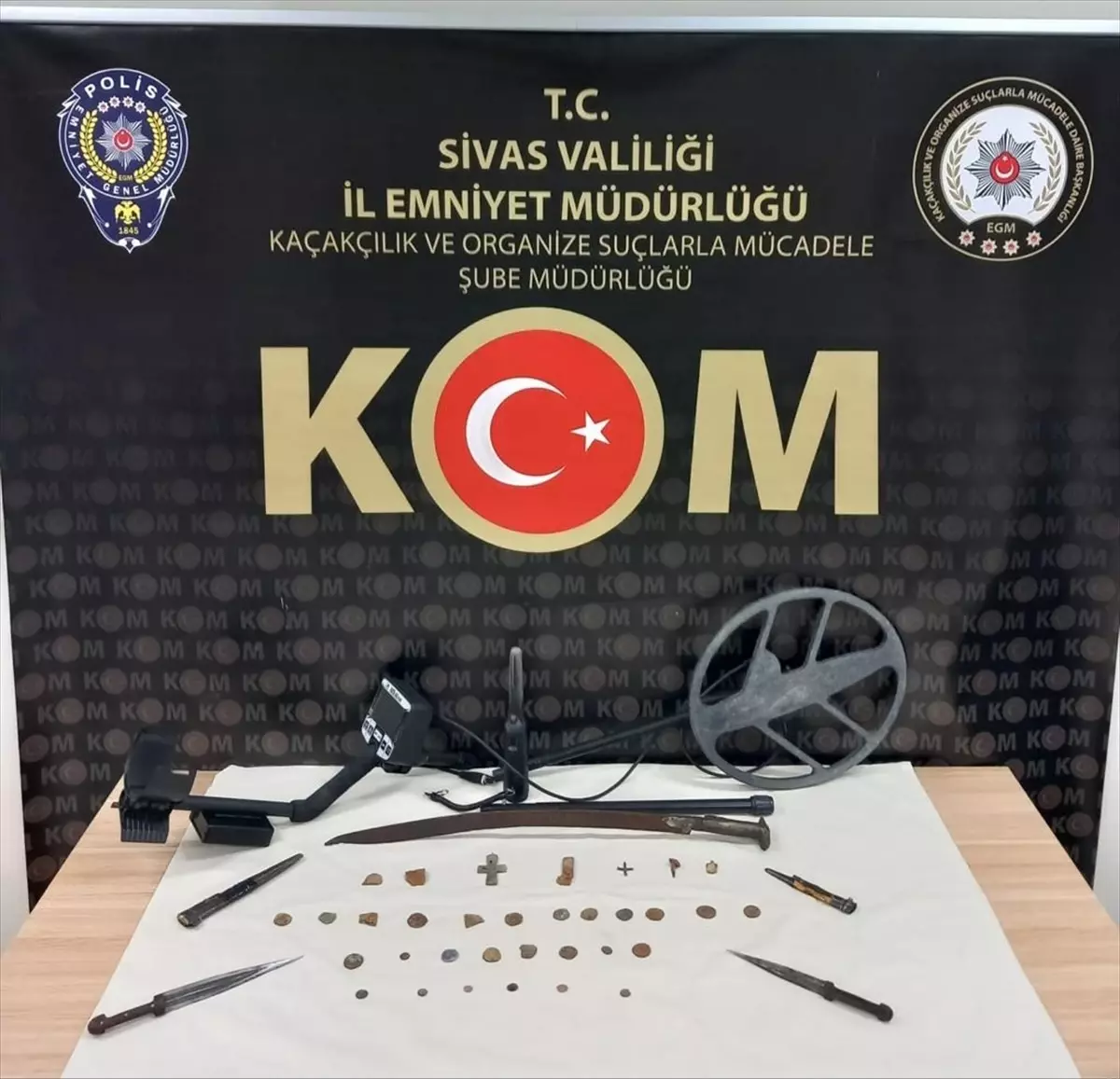 Sivas'ta Tarihi Eser ve Uyuşturucu Hap Operasyonunda Bir Zanlı ... Sivas'ta Tarihi Eser ve Uyuşturucu Hap Operasyonunda Bir Zanlı ...