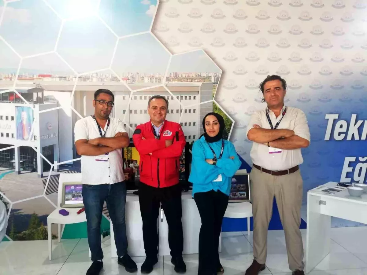 ERÜ Rektörü TEKNOFEST 2023'teki standı ziyaret etti - Haberler