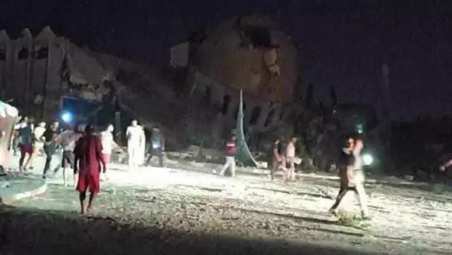 İsrail savaş uçakları, abluka altındaki Gazze'de bir camiyi bombaladı ... İsrail savaş uçakları, abluka altındaki Gazze'de bir camiyi bombaladı ...
