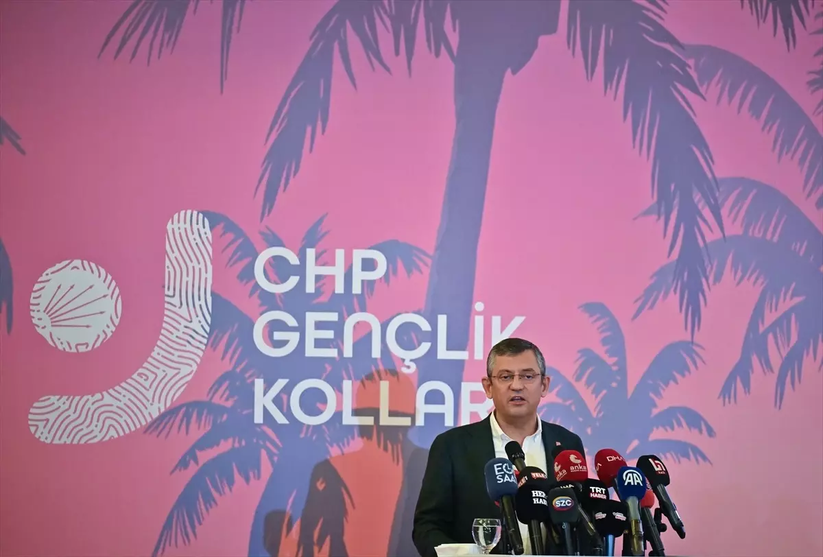 CHP Genel Başkanı Özel, partisinin Gençlik Kolları İl Başkanları ... CHP Genel Başkanı Özel, partisinin Gençlik Kolları İl Başkanları ...
