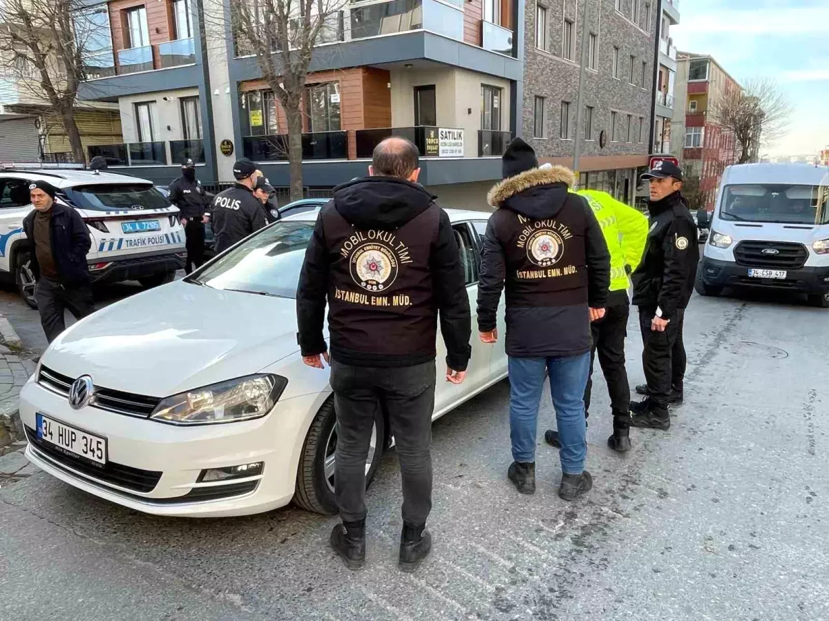 Avcılar'da Okul Çevresinde Asayiş Denetimi Yapıldı - Haberler Avcılar'da Okul Çevresinde Asayiş Denetimi Yapıldı - Haberler