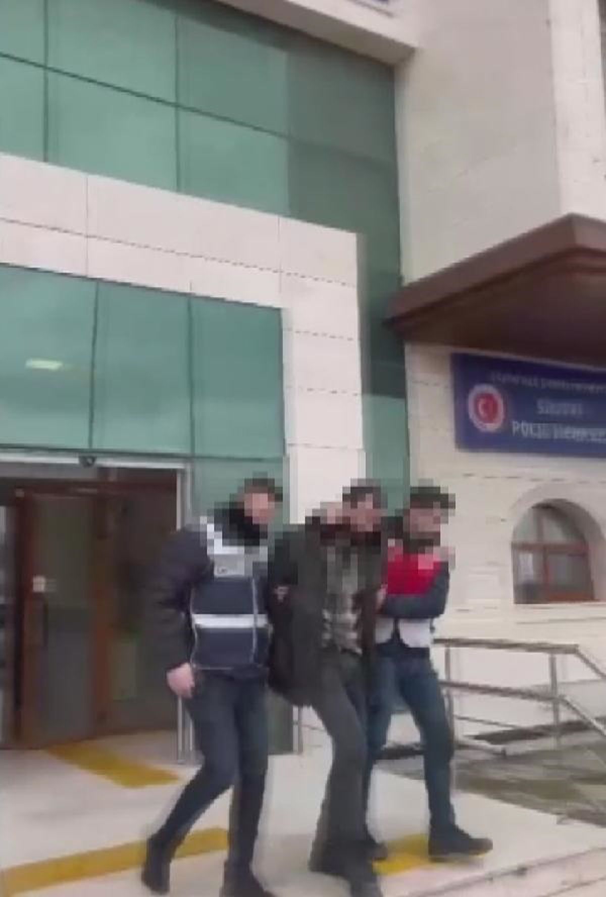 Silivri Adliyesi Önünde Havaya Ateş Açan Şüpheli Adliyeye Sevk Edildi ...