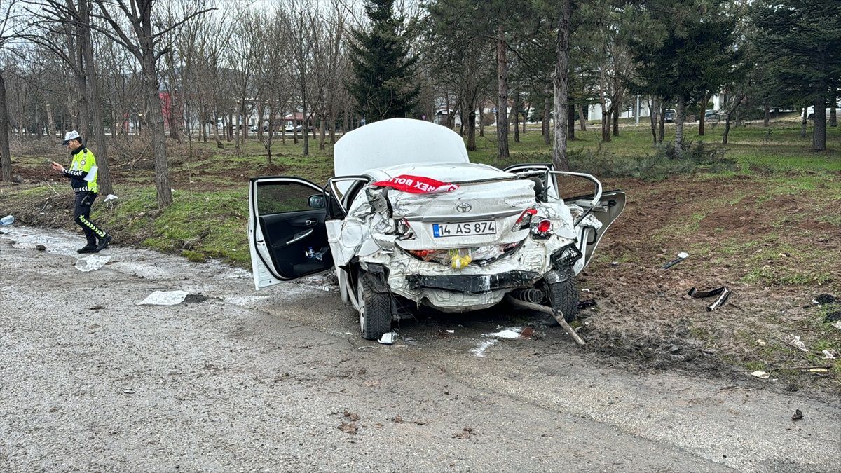 Bolu'da Kırmızı Işıkta Bekleyen Otomobile Kamyon Çarptı: 1 Ölü, 2 ...
