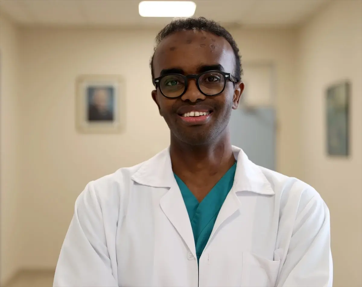 Kenyalı Dr. Muhidin Hassan İbrahim Türkiye'de Hastaları Tedavi Ediyor ...