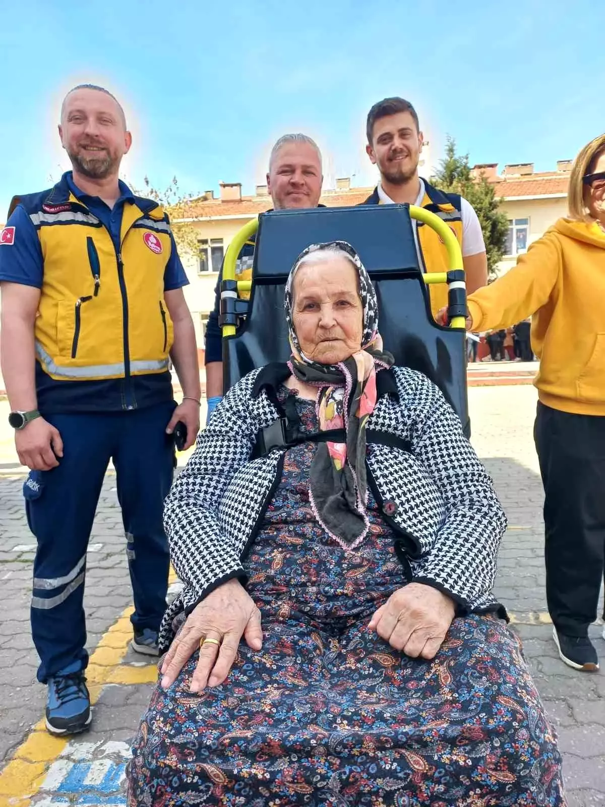 90 Yaşındaki Bedriye Altun Sedye İle Oyun Kullandı - Haberler