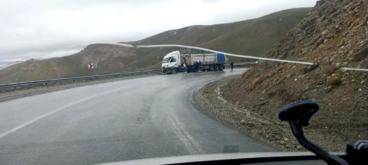 Van'da 2 Tırın Kafa Kafaya Çarpışması: 2 Yaralı - Haberler