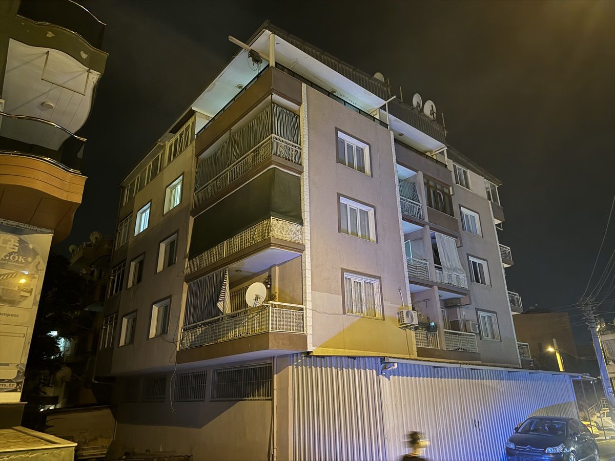 İzmir'de Bir Kişi Eşini Boğarak Öldürdü ve İntihar Etti - Haberler