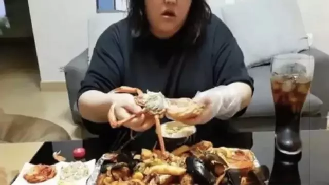 Chinese phenomenon Pan Xiatoing died from overeating.