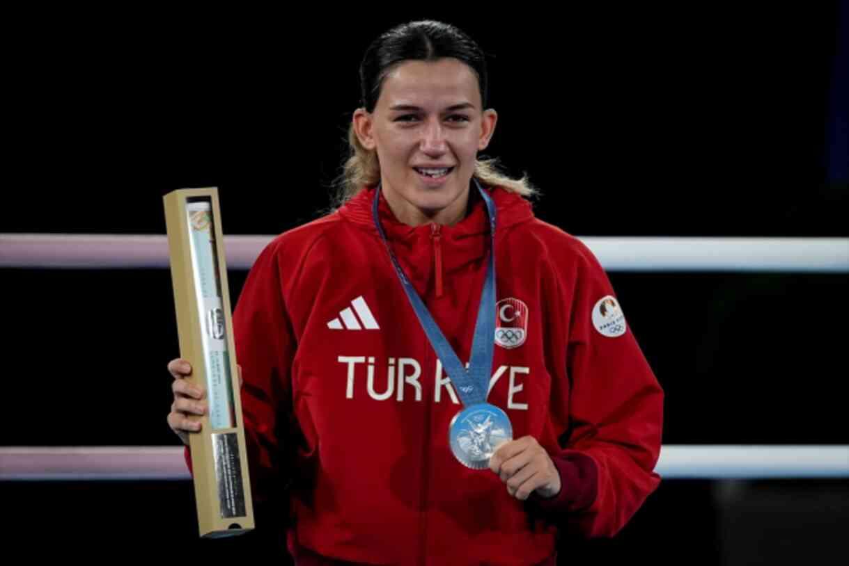 Milli boksör Hatice Akbaş Paris Olimpiyat Oyunları'nda gümüş madalya ...