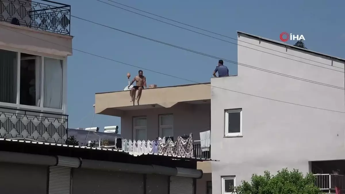Polis çatıya çıkan adamı indirmek için uzun süre dil döktü - Haberler