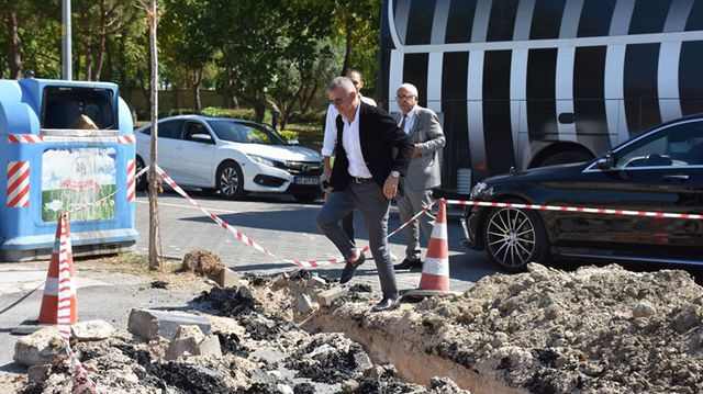 TFF President Ibrahim Hacıosmanoğlu jumped over the ditch to enter the ...