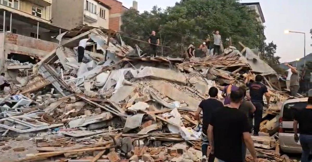 Balıkesir'de 6.2 Büyüklüğünde Deprem: Paniğe Yol Açtı ve Bir Bina Çöktü ...