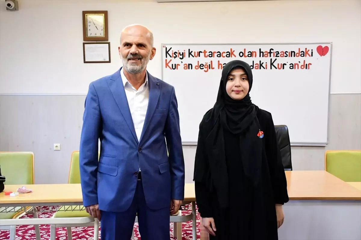 Ladik Belediye Başkanı Topal, Hafızlıkta Türkiye Birincisi Burcu İlbay ...