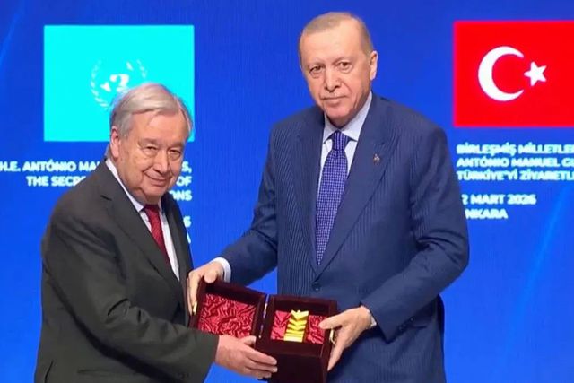 President Erdoğan awards UN Secretary-General Guterres.