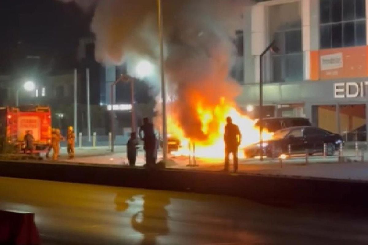 Bakırköy'de 50 milyon TL değerinde 4 otomobil alevlere teslim oldu ...