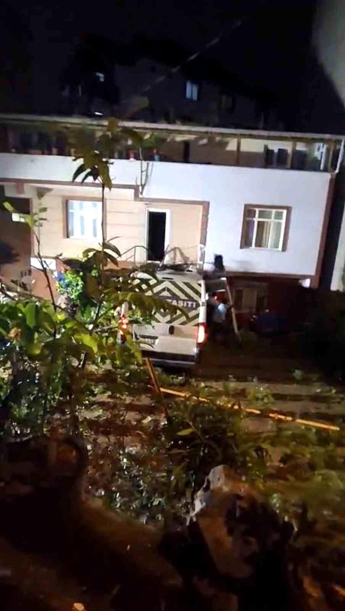 Çekmeköy'de servis minibüsü eve uçtu: 1 yaralı - Haberler