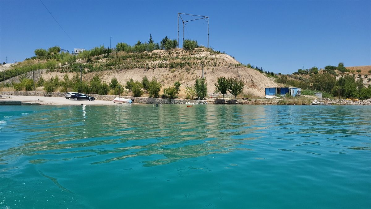 Adıyaman'daki Atatürk Barajı'nda kuraklıkta ortaya çıkan adacıklar su ...