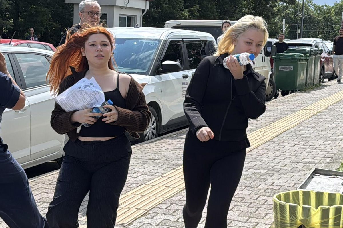 Sınava genç kalan 2 kız öğrencinin yıkıldığı an - Haberler