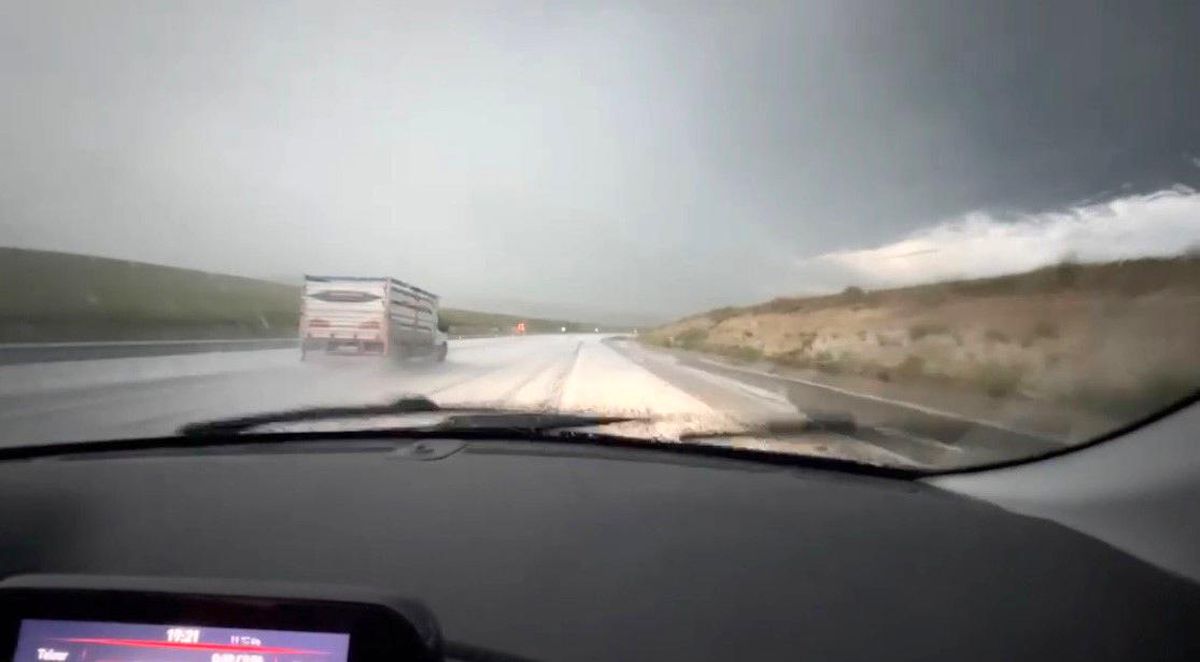Meteoroloji uyarmıştı: Kars'ta dolu yağışı yolları beyaza bürüdü - Haberler