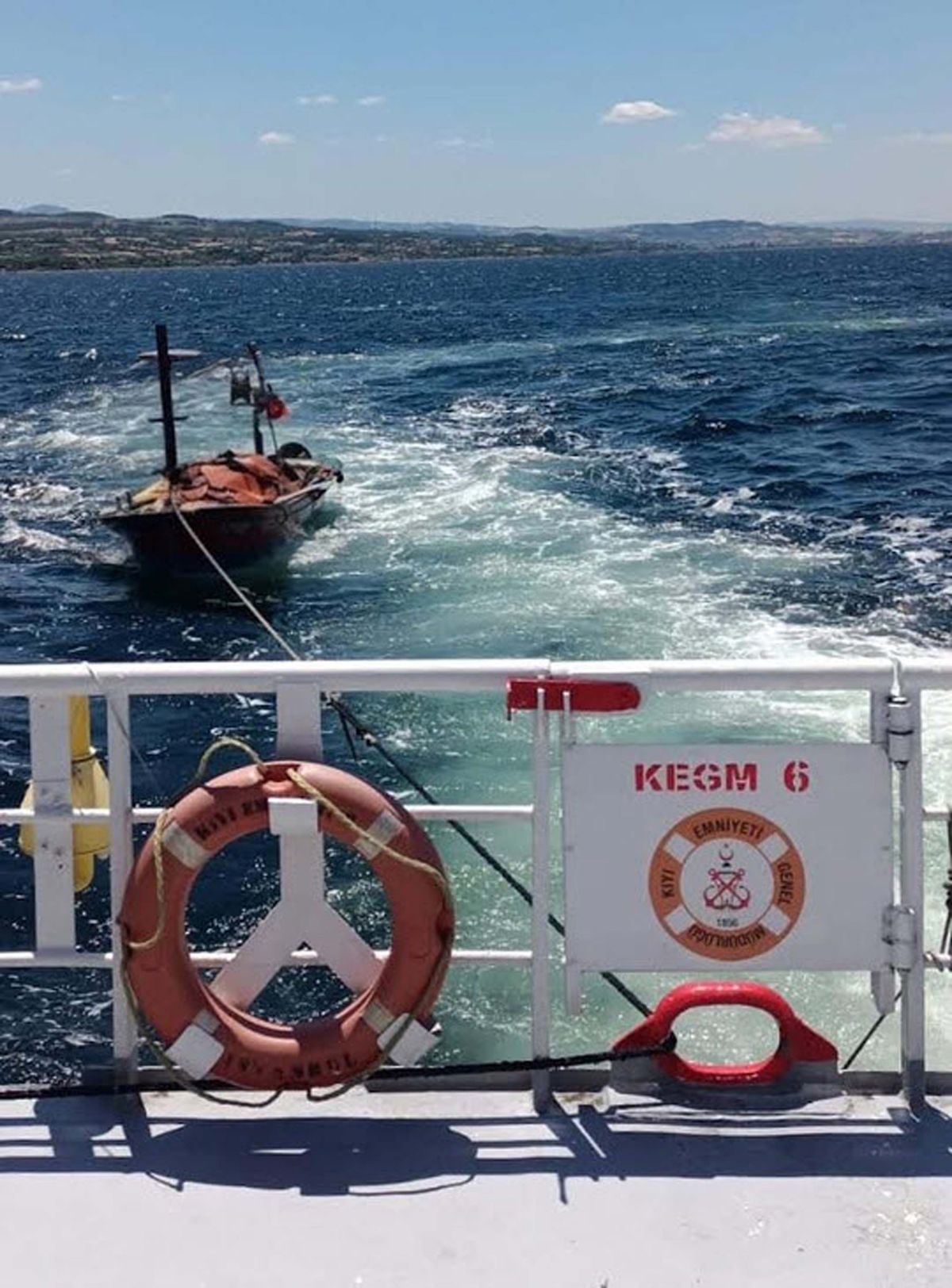 Çanakkale Boğazı'nda sürüklenen tekne kurtarıldı - Haberler