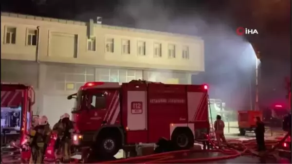 Son dakika gündem: Beylikdüzü'nde 14 saattir yanan fabrikada itfaiyenin ... Son dakika gündem: Beylikdüzü'nde 14 saattir yanan fabrikada itfaiyenin ...