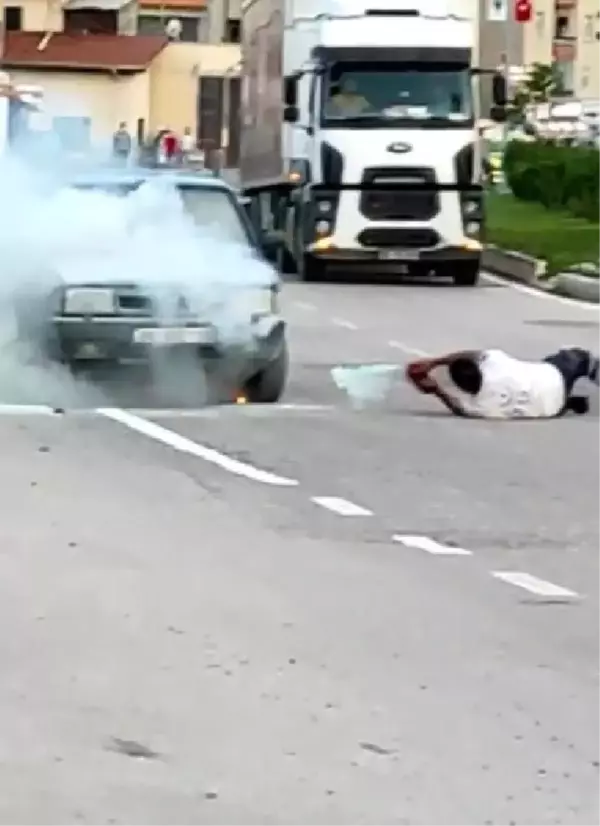 Park halindeyken yanan otomobili, görevden dönen 112 çalışanı söndürdü ...